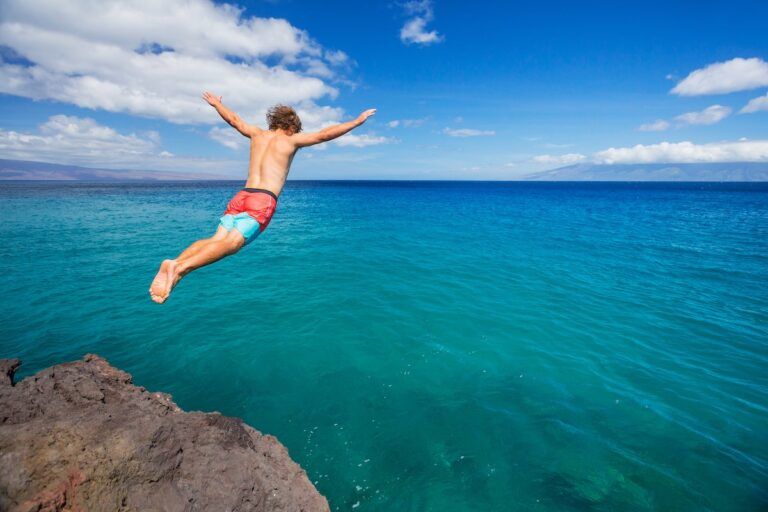 Where to Go Cliff Jumping in Hawaii (2023)